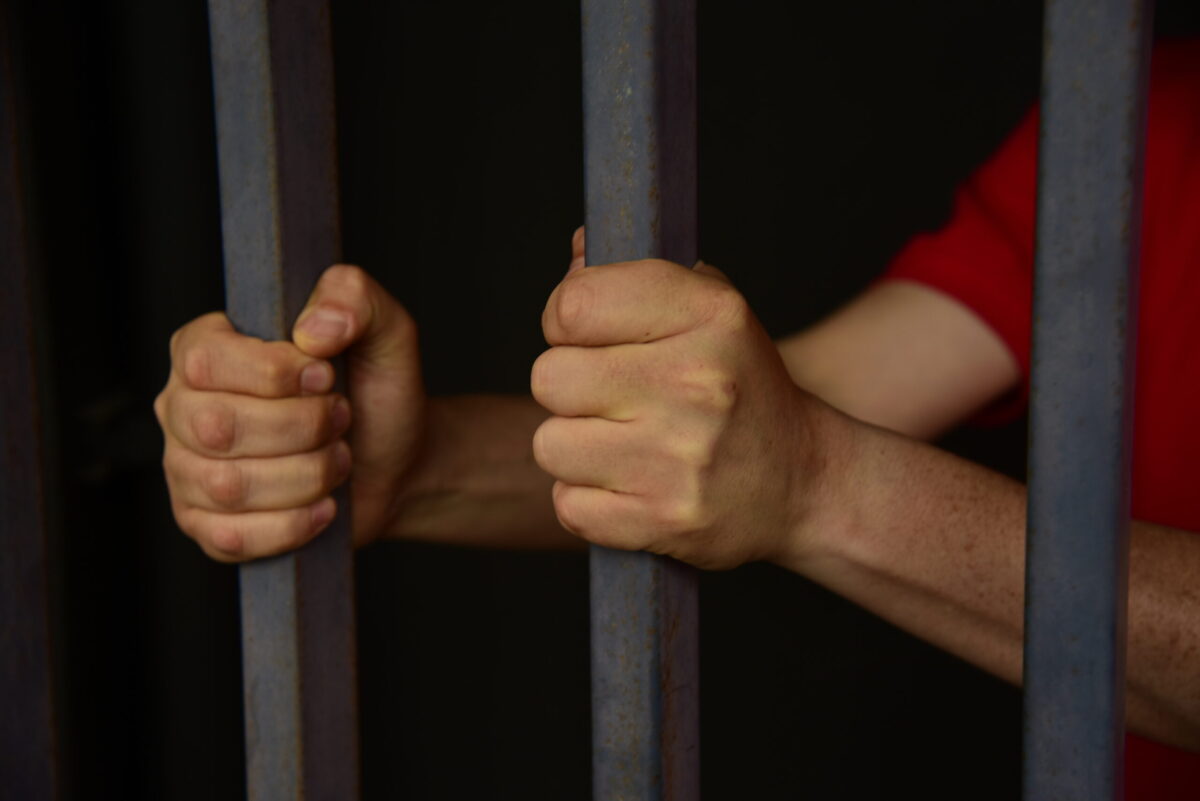 Detienen cantante por difundir material con contenido de menores