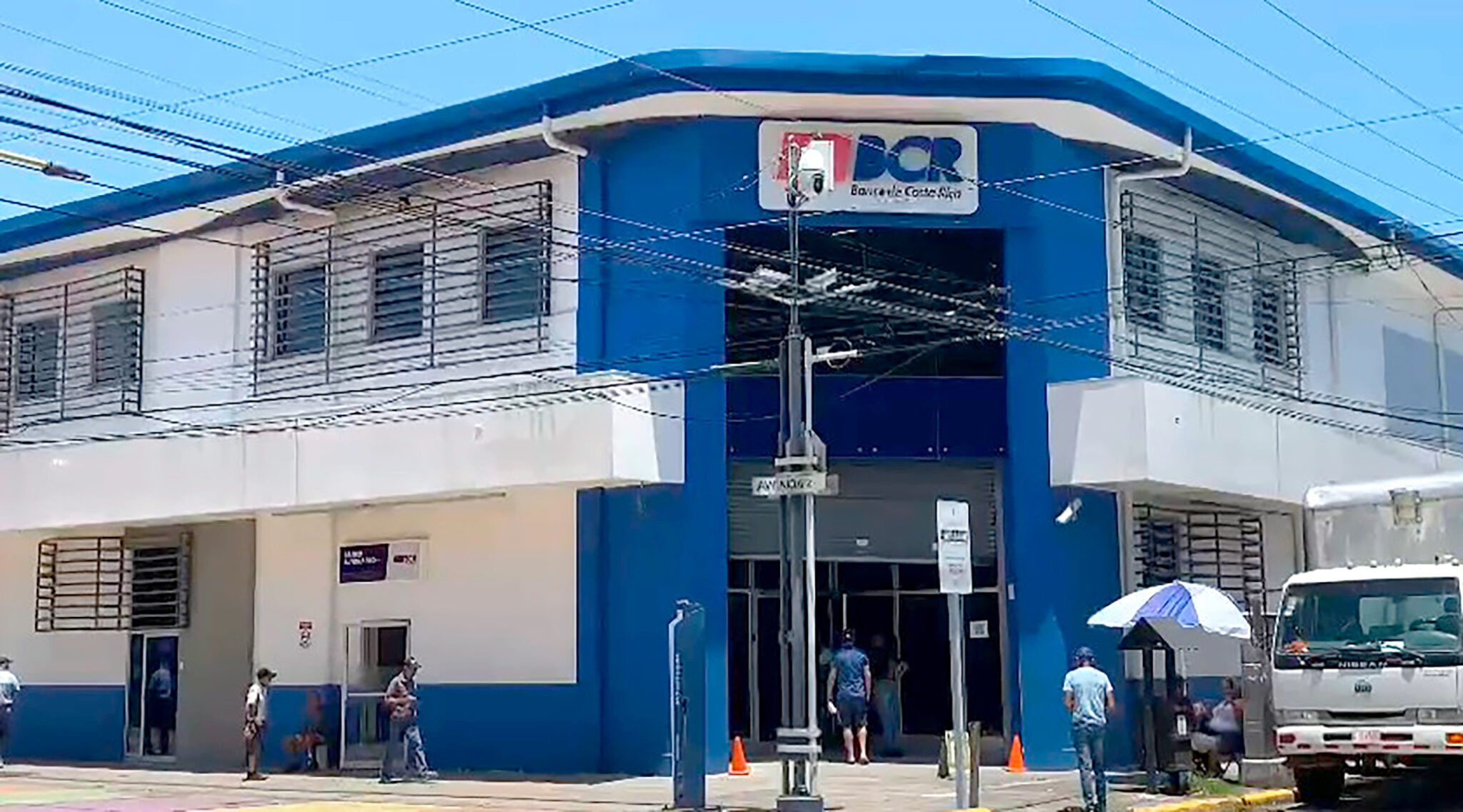 Usan uniformes del ICE para asaltar BCR de Limón - Diario Extra