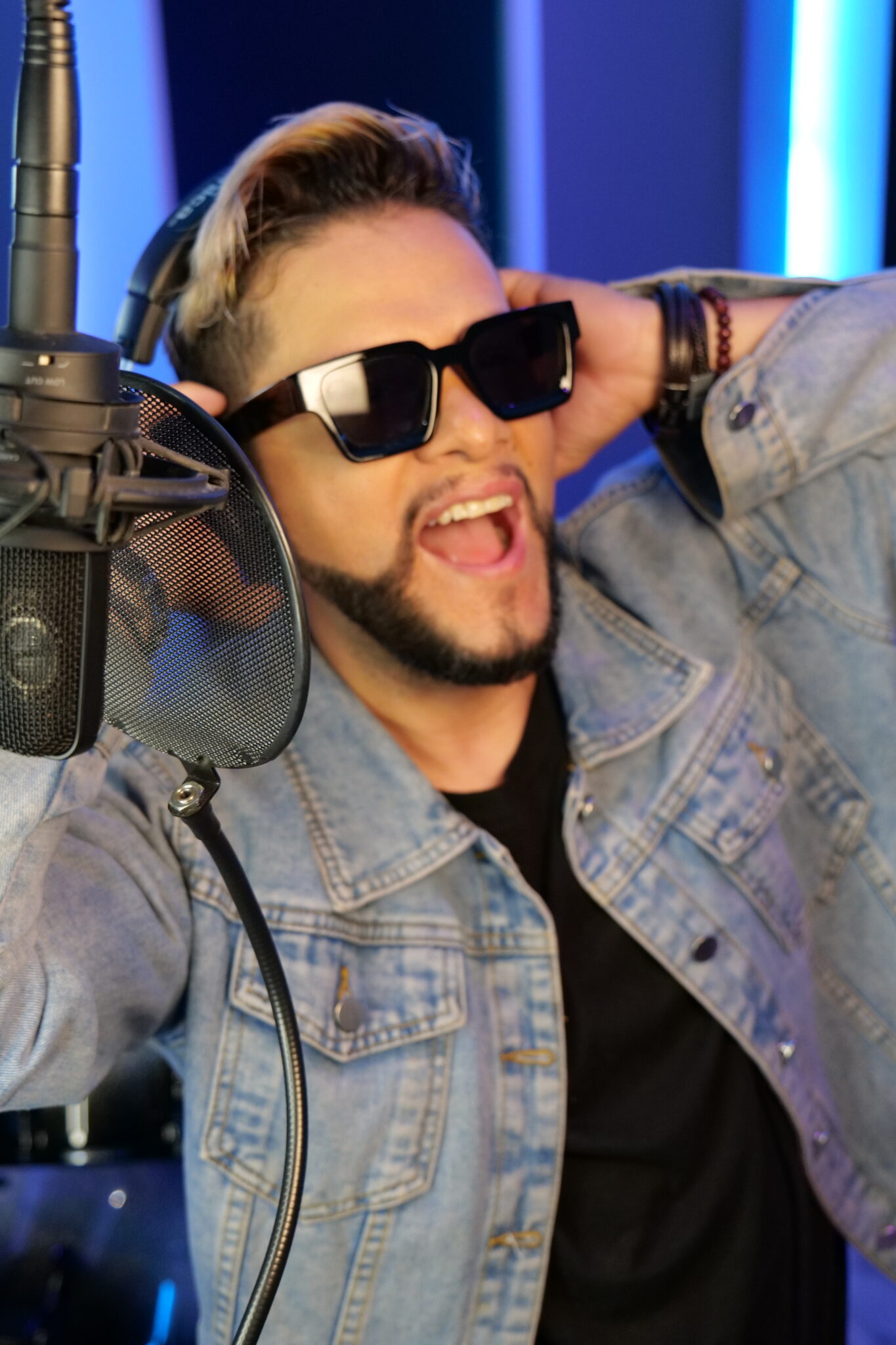 Jonathan Samuel y SNK renuevan famosa canción tica