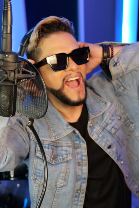 Jonathan Samuel y SNK renuevan famosa canción tica