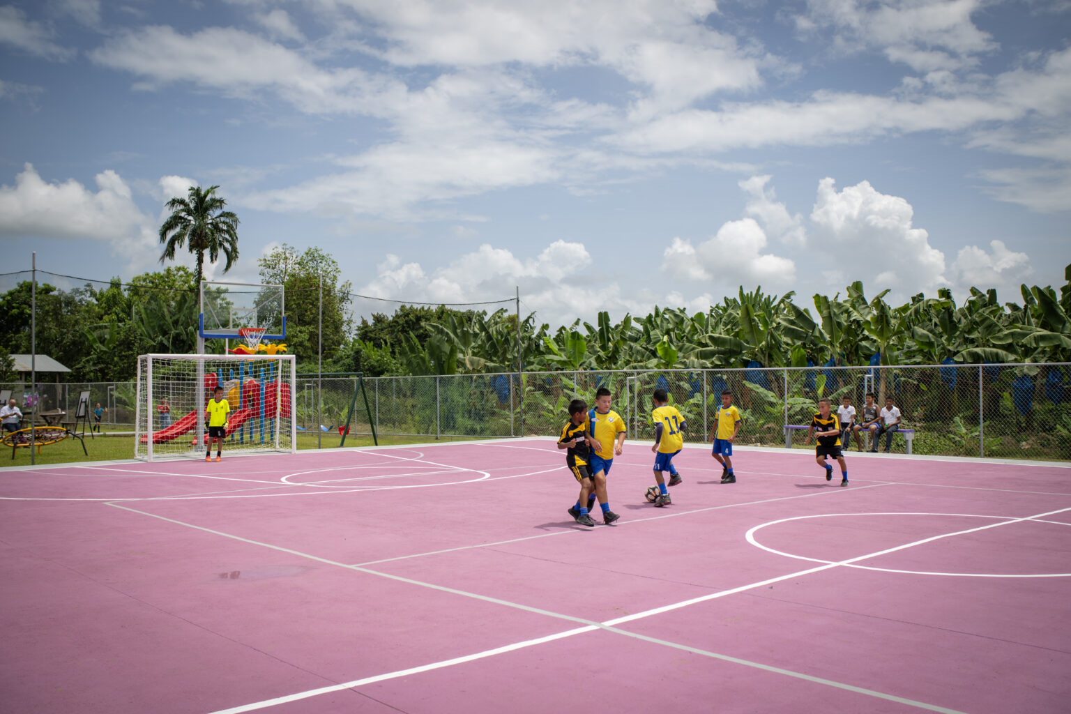 Batán inaugura cancha multiusos con fondos de banano exportado