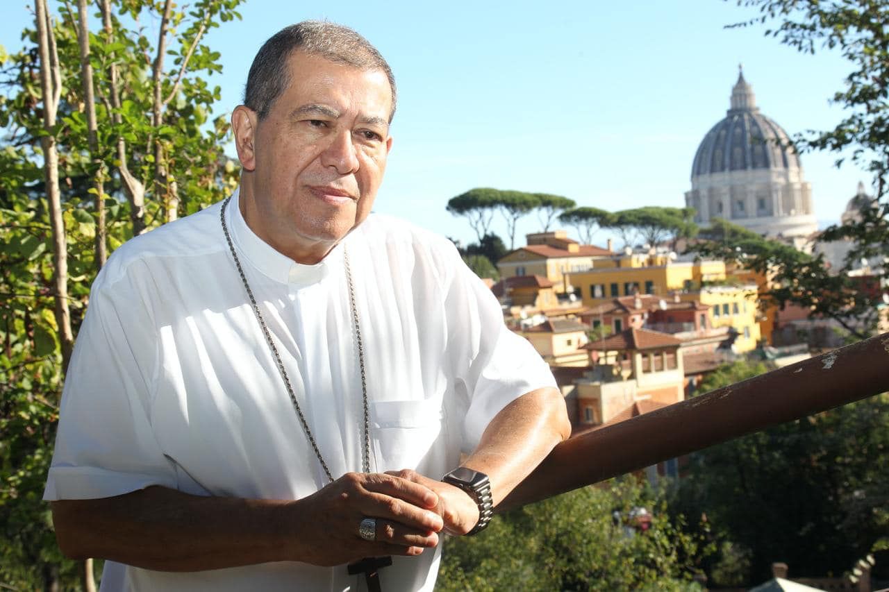 Dan salida a Monseñor Javier Román tras sufrir infarto