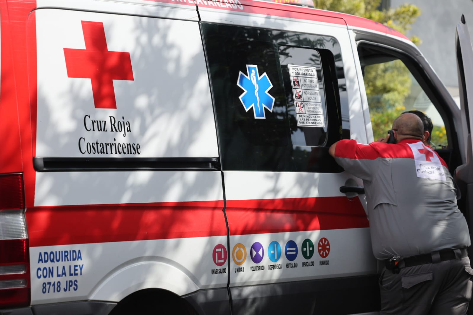 Cruz Roja confirma carro y pacientes sumergidos tras caer a río