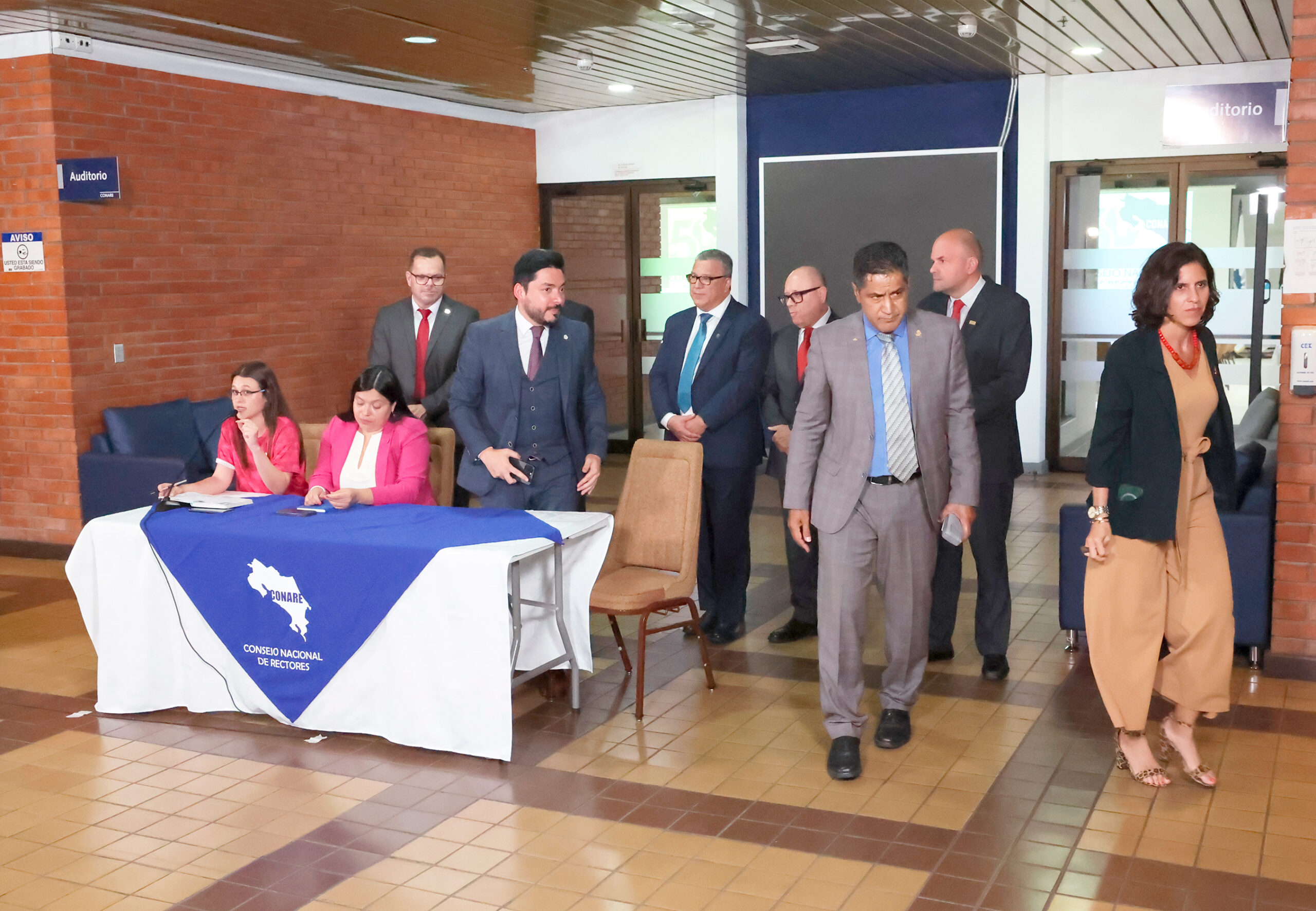 Gobierno abandona mesa del FEES