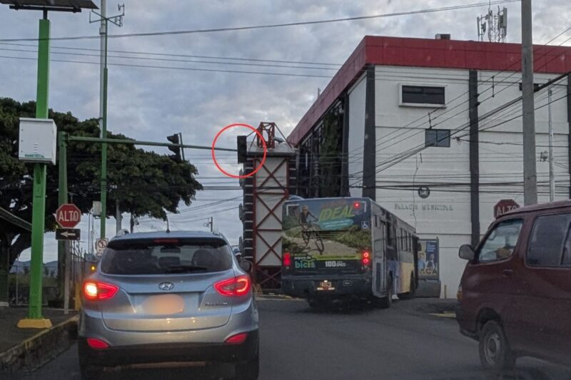 Conductores reportan que semáforo clave amaneció apagado