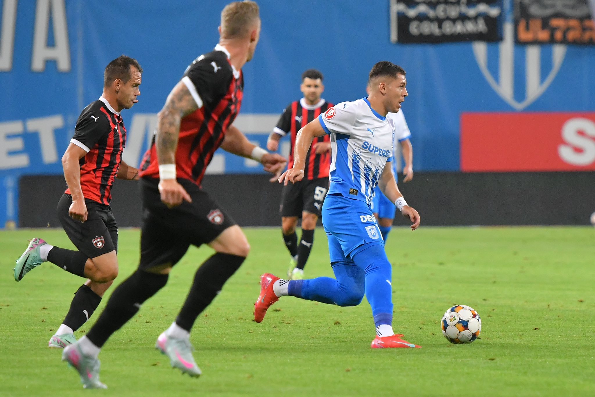 Carlos Mora le dio más ventaja al Craiova por Conference League