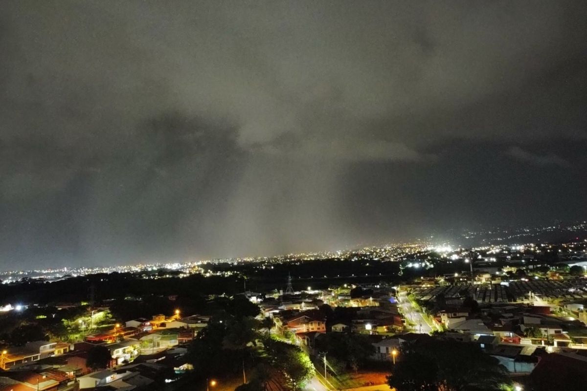 Video: así se ve intensa rayería en el país