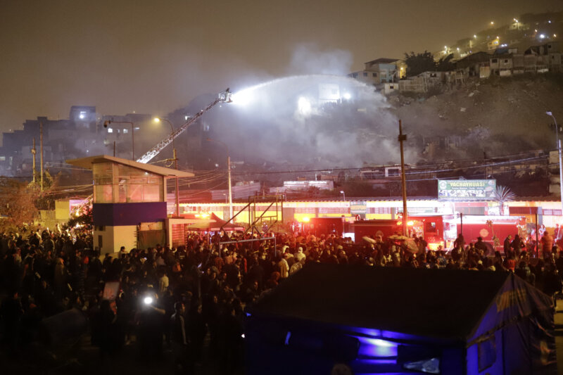 Incendio en Perú deja 4 heridos y al menos 100 casas quemadas