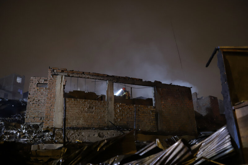 Incendio en Perú deja 4 heridos y al menos 100 casas quemadas