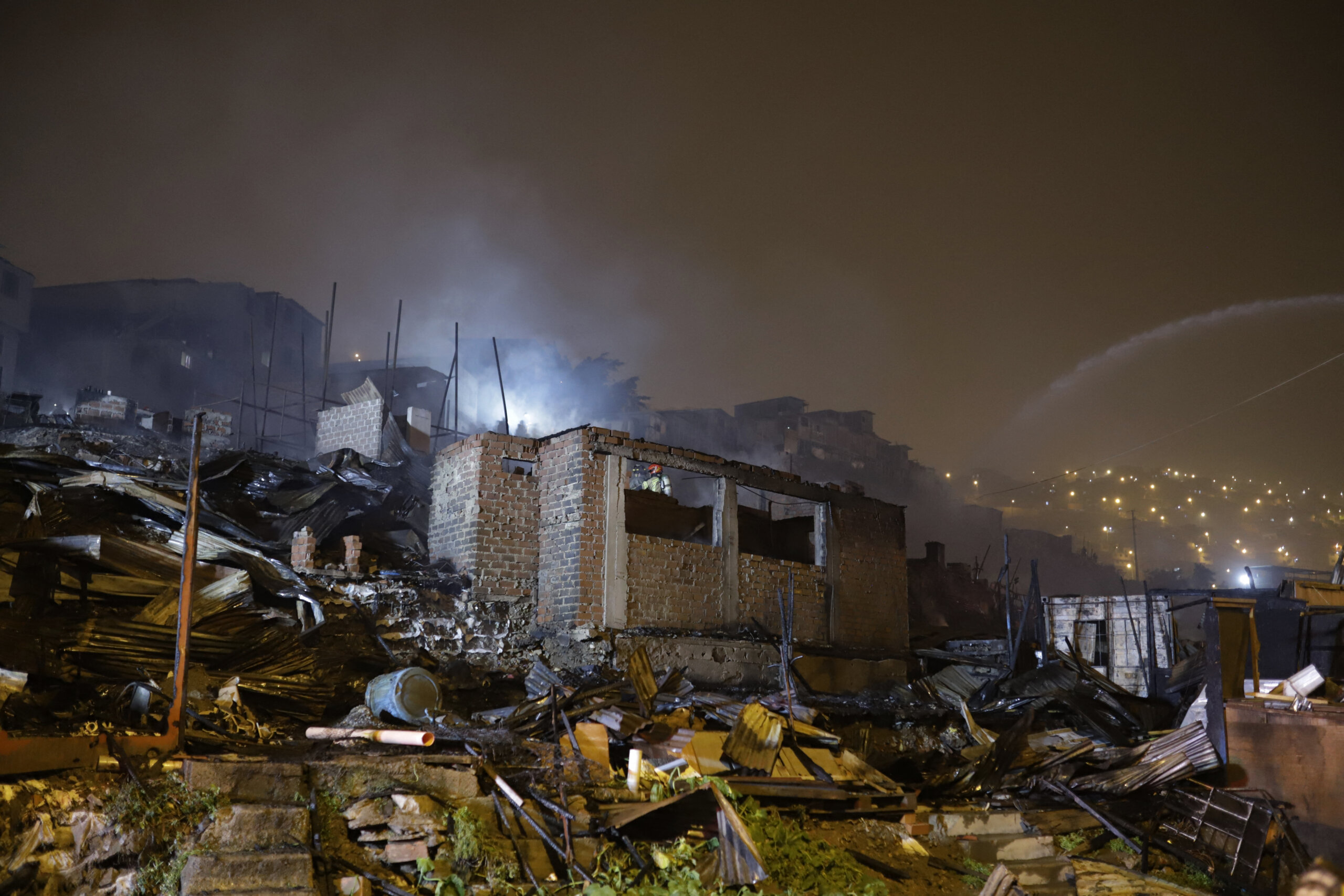 Incendio en Perú deja 4 heridos y al menos 100 casas quemadas