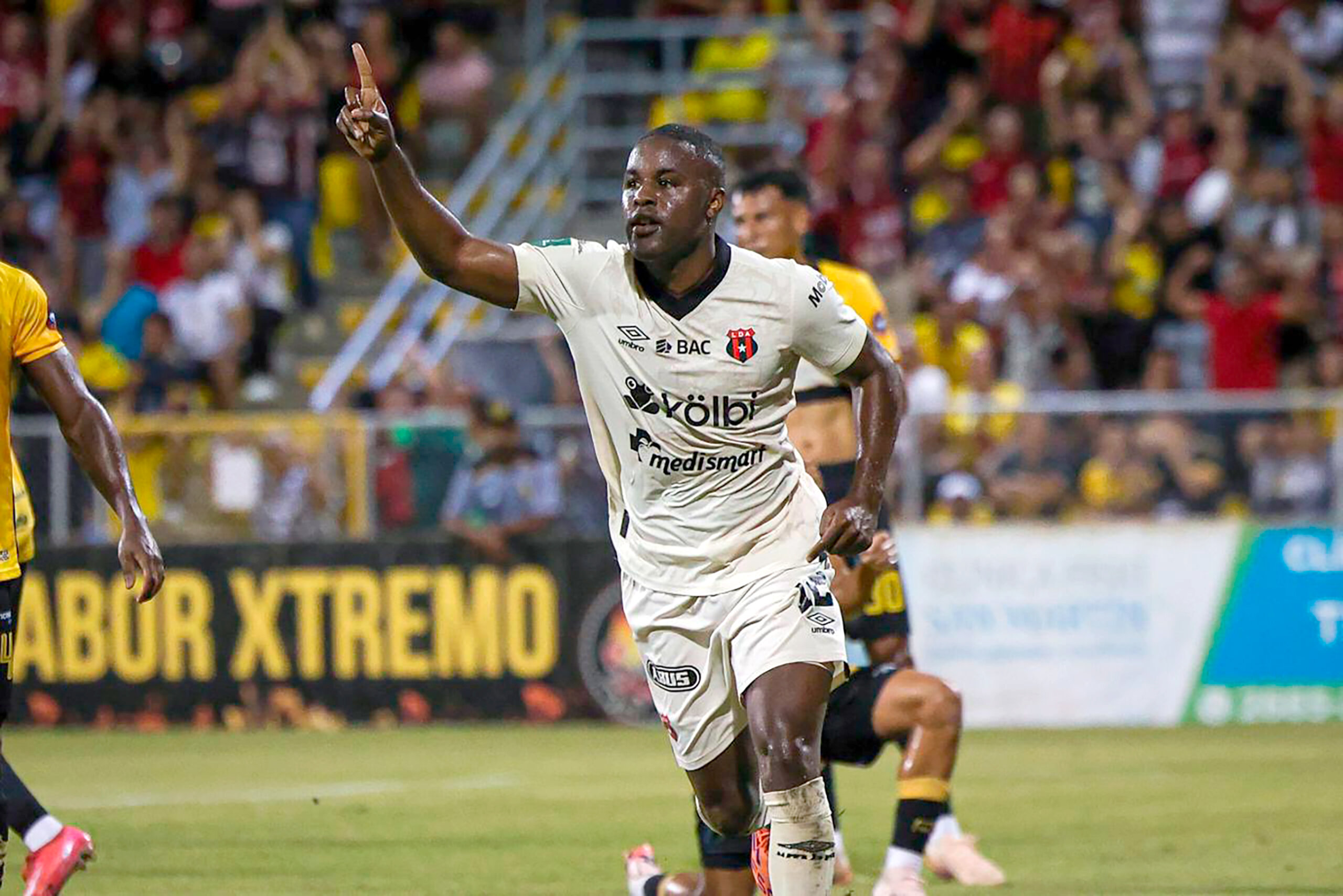 Joel se vuelve loco en Liberia y levanta la mano para La Sele