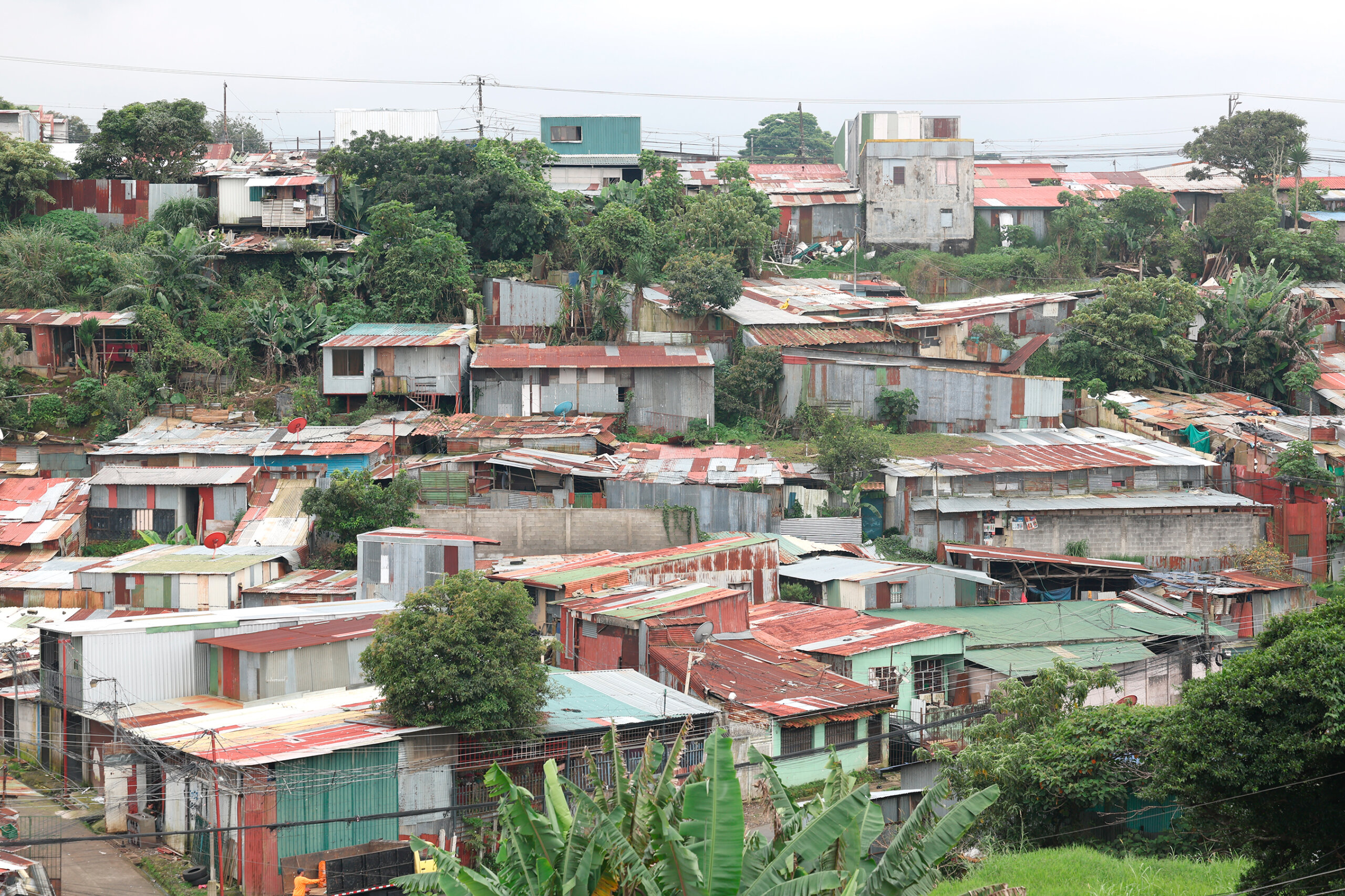 Ticos deben acudir a 17 instituciones para pedir ayuda social
