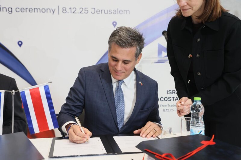 Costa Rica firma TLC con Israel